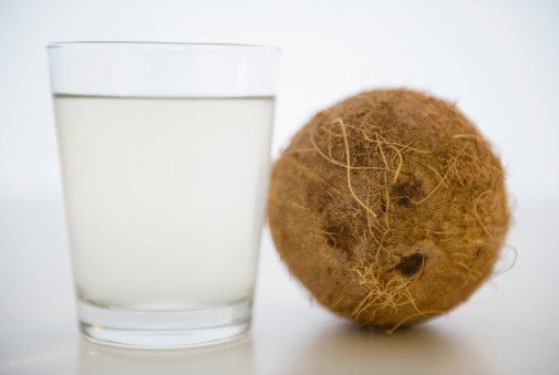 BENEFICIOS Y DAÑOS DEL AGUA DE COCO QUE DEBES CONOCER - Más información😲